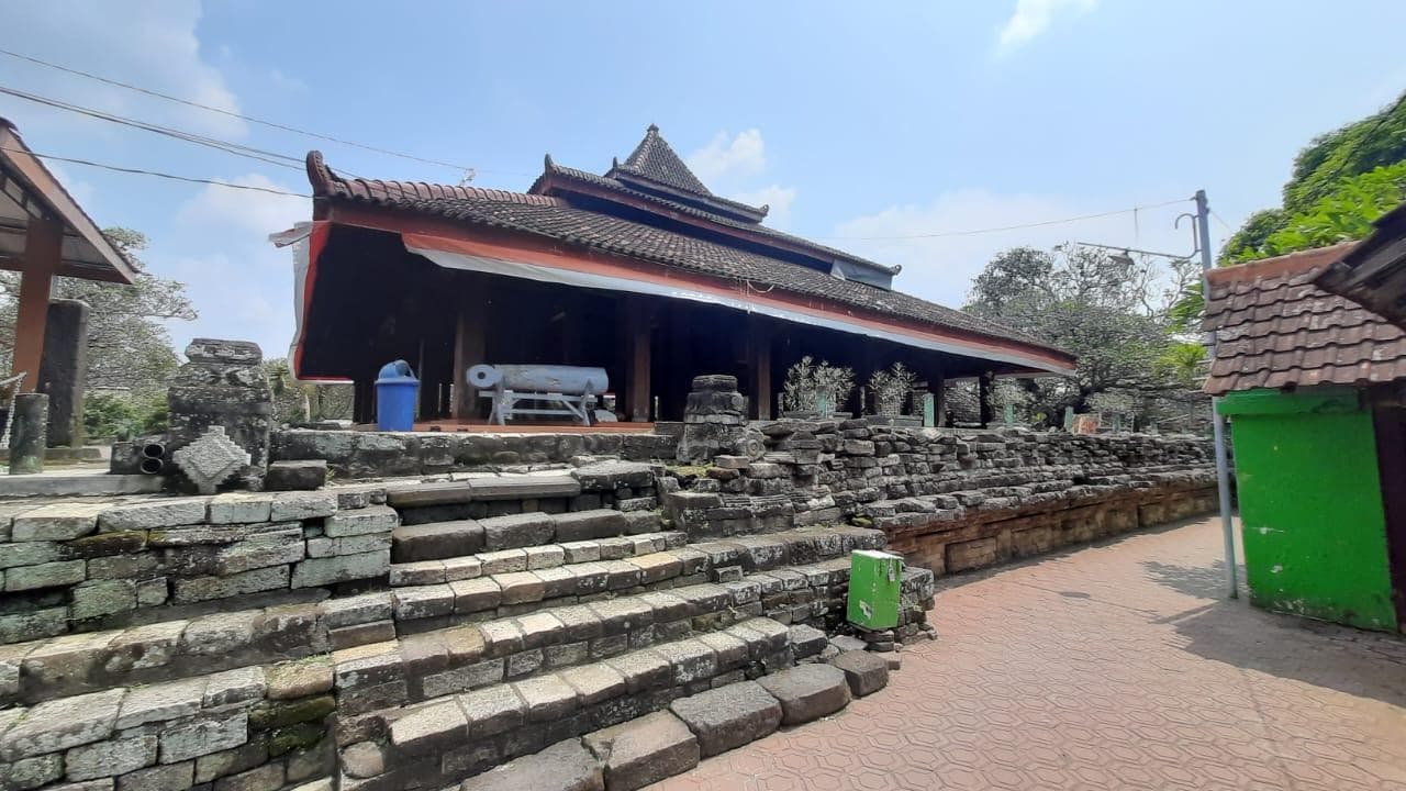 Melihat Struktur Candi di Kompleks Makam Setono Gedong Kediri